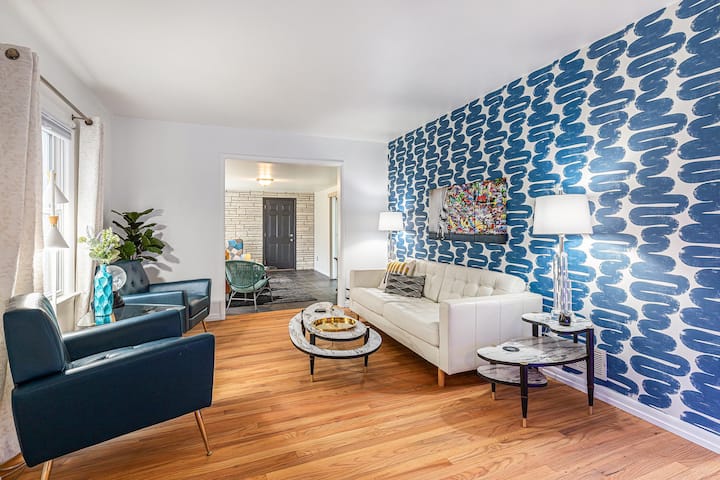 80s House! Stylish/5 Min. Gr/fenced Yard/gameroom! - Grand Rapids, MI