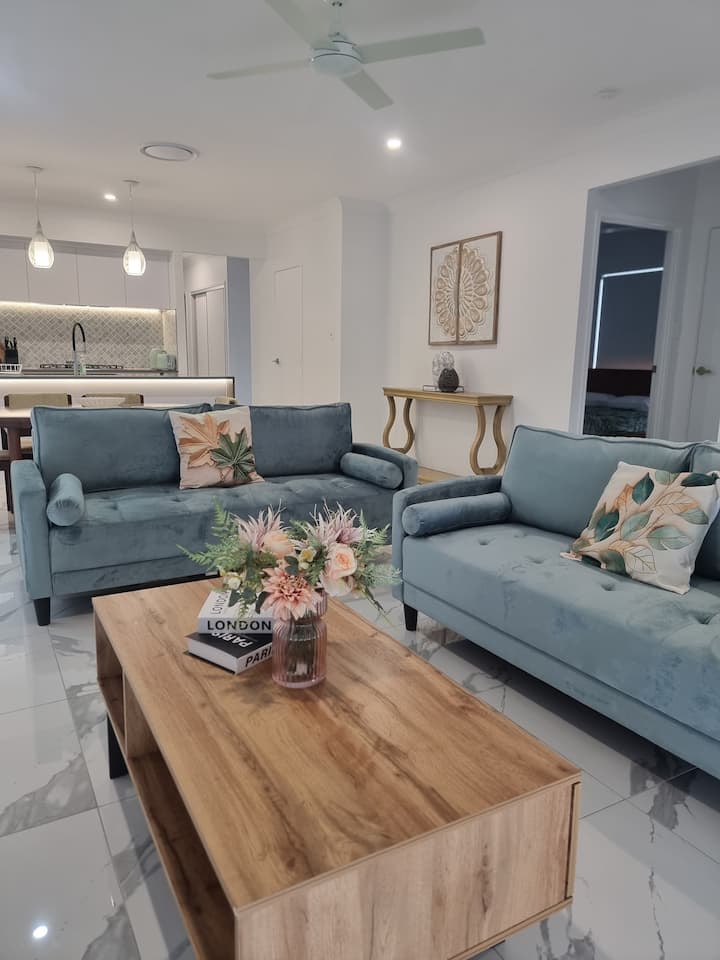 La Luna House - Logan Village