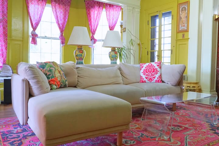 Unique Gothic Art House | 9 Min To Mohegan - Norwich, CT