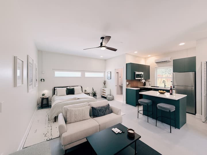 New Studio Apartment + Patio - St. Petersburg, FL