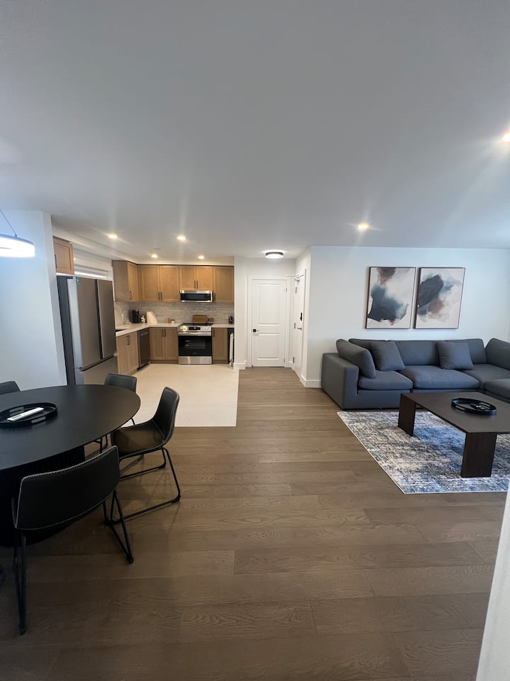 Luxury 3br Condo | Casa Loma | 1300 Sf | Parking - Toronto