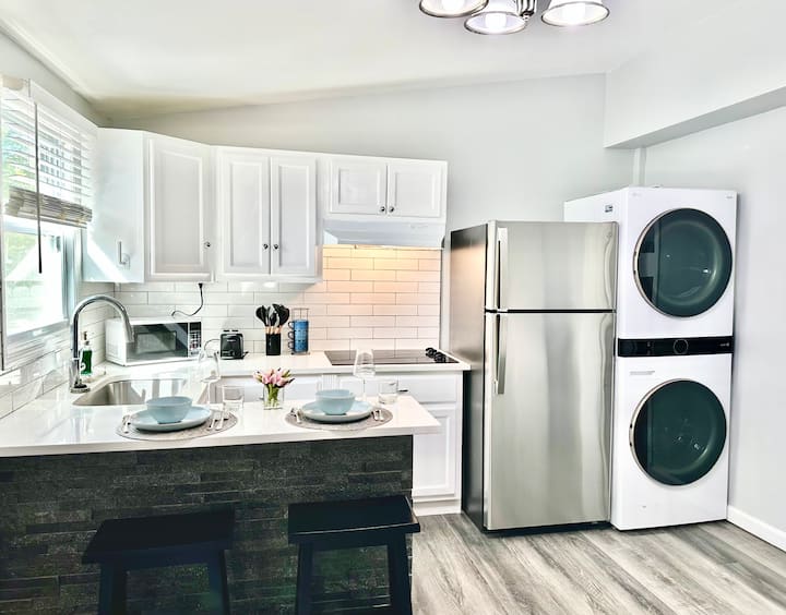 Private Guesthouse Near Gas South + King Bed - Lawrenceville, GA