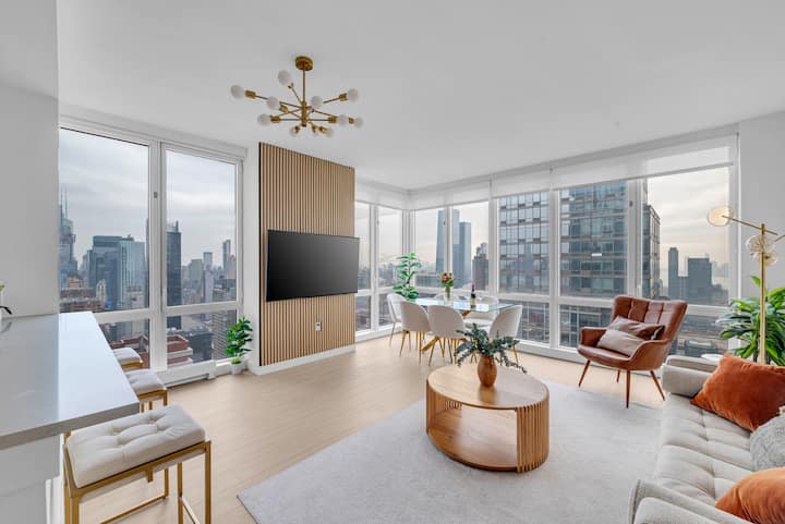 Luxury 2 Bed 2 Bath Apt | Designer Decor & Views - Pennsylvania