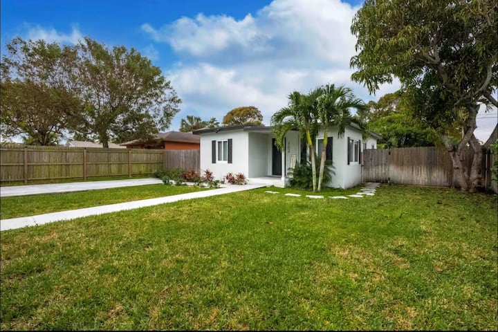 Corner Cottage Close To Downtown - Delray Beach, FL