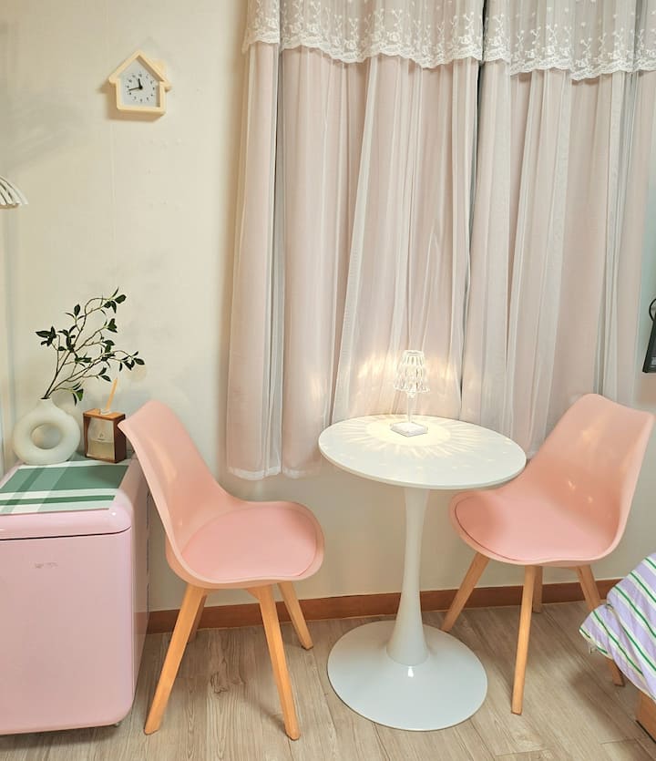 2.행복한하우스/홍대/명동/강남/서울대/타임스퀘어/공항버스3분/신림역2분/짐보관 - Seoul