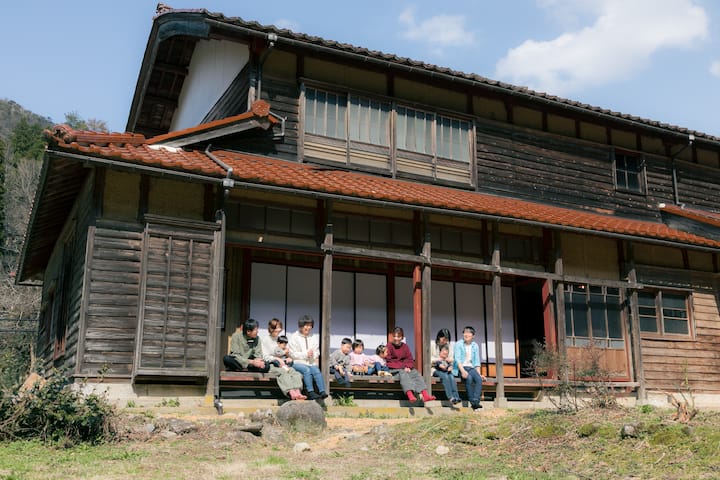 古民家ゆうなぎ〜文化庁認定重要伝統的建造物の古民家〜赤ちゃんから楽しめる一棟貸しの宿 - Komatsu