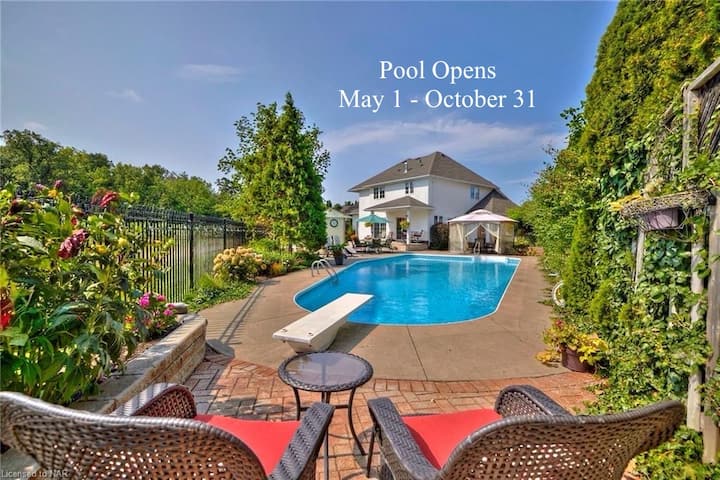 Amazing Pool In Vineyards Vista B&b Old Town - Niagara-on-the-Lake