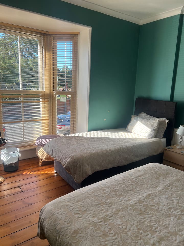 Home From Home B&b , Extra Large Triple Room 1 - Aylesbury