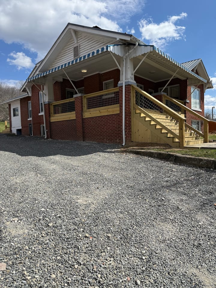 Travis’s Trail House - Lake Shawnee, WV