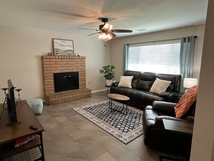 Warm And Inviting Home. Perfect For Any Traveler. - Visalia, CA