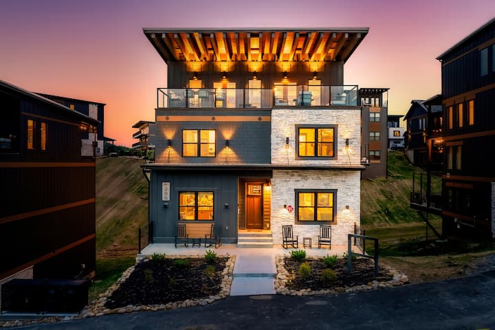Skyroof Deck | Private Pool | Waterpark | Sleep 22 - Sevierville, TN