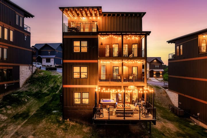 Skyroof Deck | Private Pool | Waterpark | Sleep 22 - Sevierville