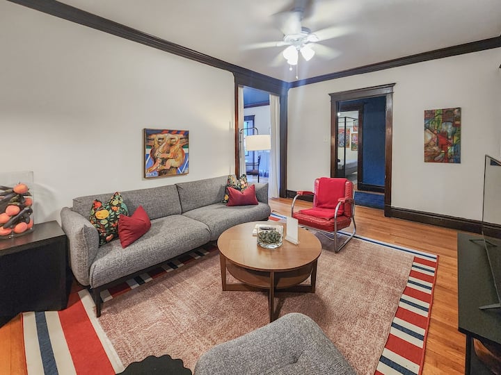 Fifty Shades Of Greige Vintage 2br Near Wrigley - Chicago, IL