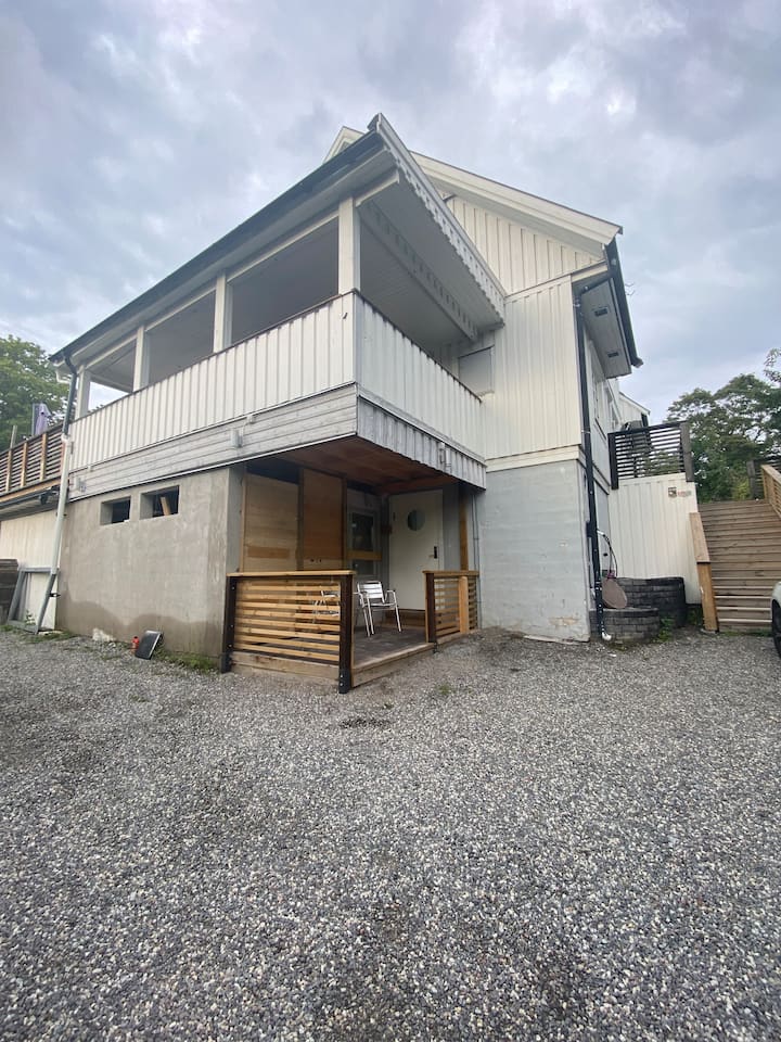 Mellanösterns Mysiga Gömställe I Tumba - Tumba