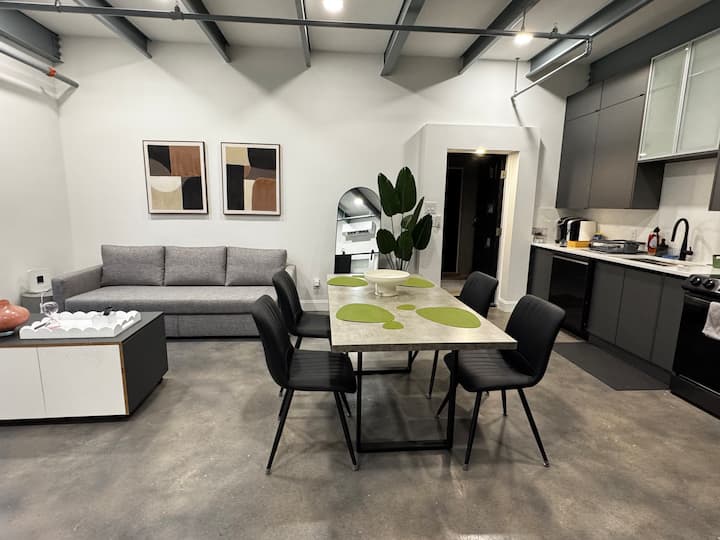 New Build Gem | Modern Design Near Downtown - San Antonio, TX