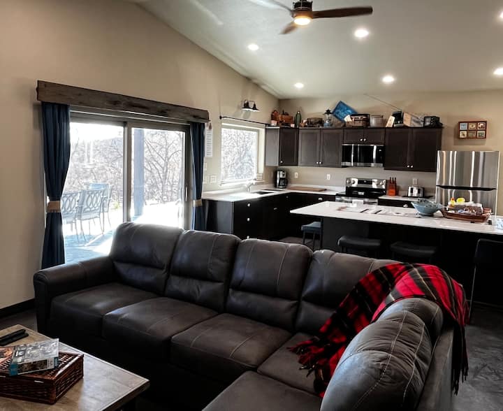 Good Bear Bay Lodge - Lake Sakakawea, ND
