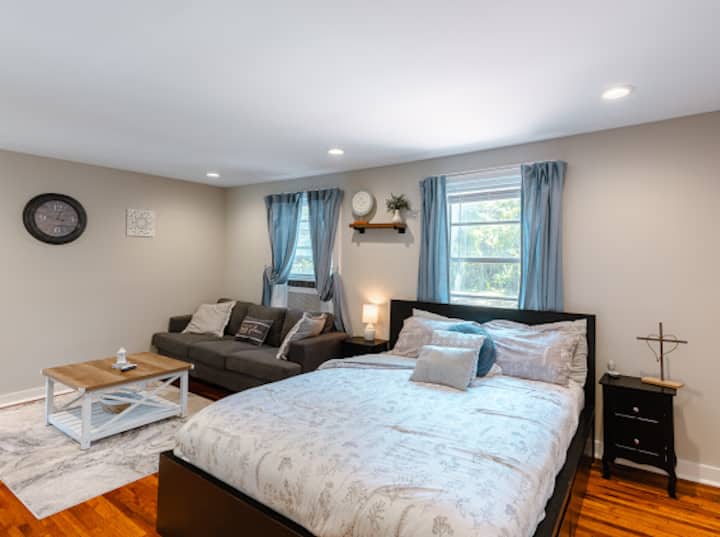 The Den, Comfortable Loft Midtown - Mobile, AL