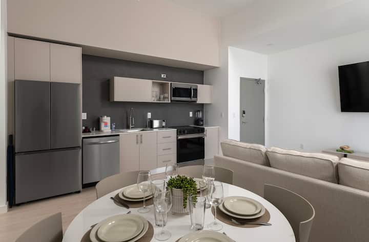 South Beach Getaway, 2bd-2ba + Rooftop Pool-103 - 