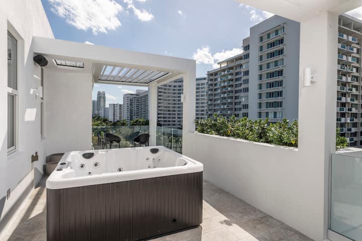 2br Apartment: Private Hot Tub & Rooftop Pool-501 - Miami Beach, FL