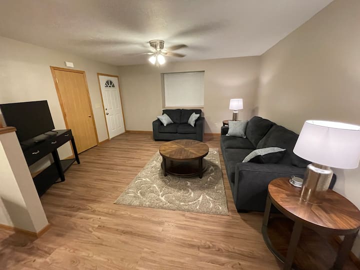 Newly Remodeled 2 Bedroom - スー・シティ, IA