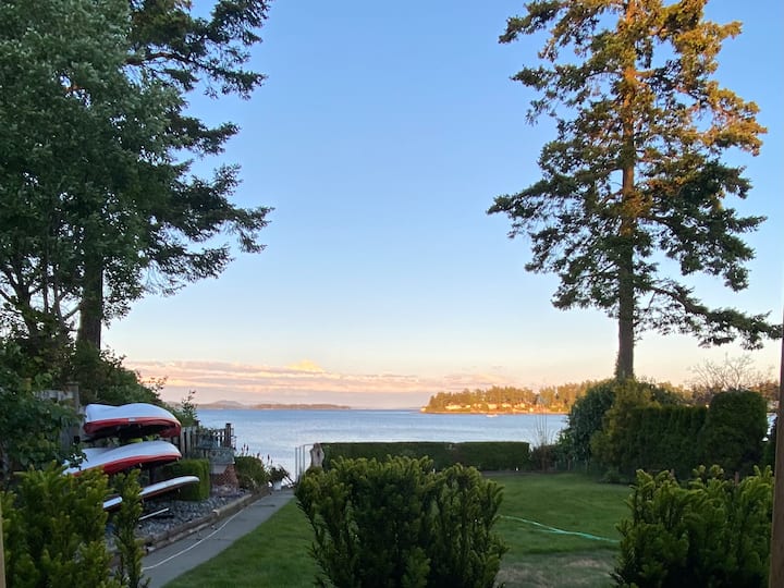 Seaside Haven Oceanfront Suite - Hot Tub - Sidney