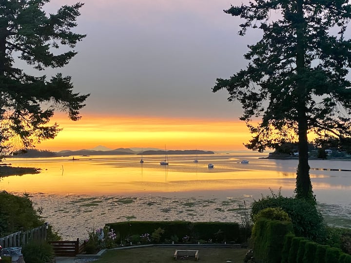 Seaside Haven Oceanfront Suite - Hot Tub - Sidney