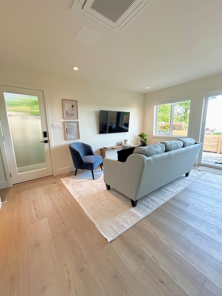 Seaside Haven Oceanfront Suite - Hot Tub - Sidney