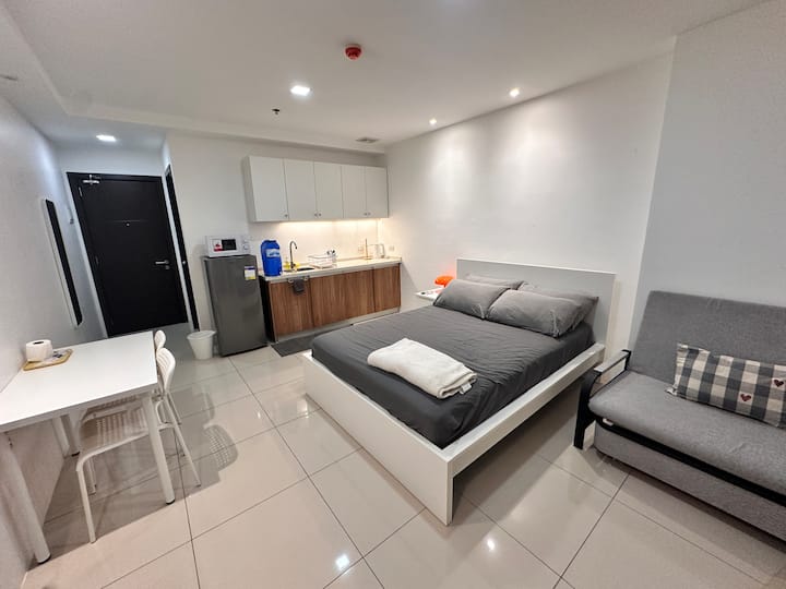 Sitari Bldg - Modern Condo W/ Balcony - Bacolod