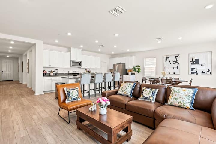 One-story Villa/5bd/2.5ba/new - Riverside, CA