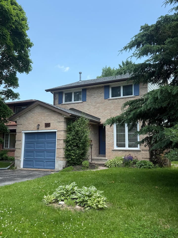 Hidden Gem In Belleville | Huge Backyard! - Belleville