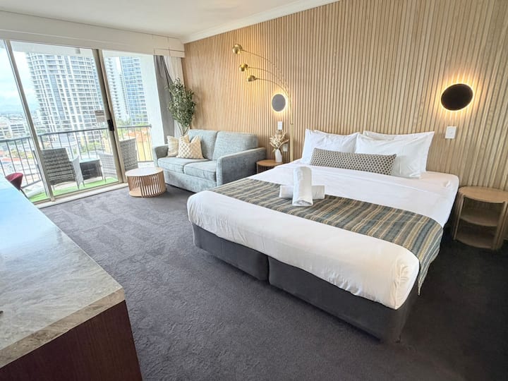 Renovated King Suite – Ocean View Mantra Surfers - Surfers Paradise