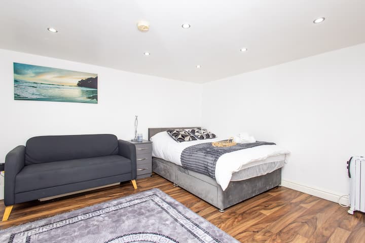 Cozy Flat
7mins To City
Parking
No Cleaning Fee - Leeds