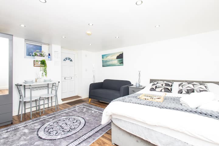 Cozy Flat
7mins To City
Parking
No Cleaning Fee - Leeds