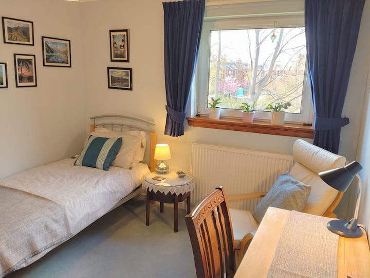 Large Single Room In Trinity, A Quiet Suburb - Edinburgh