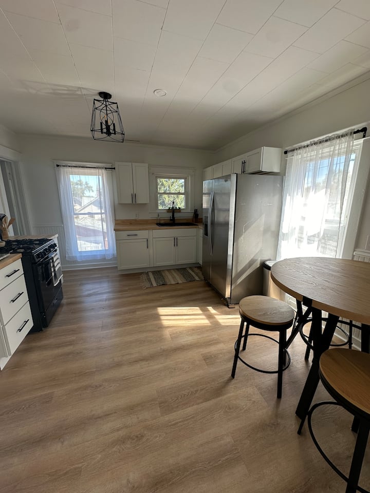 Beautiful Modern Apartment Lower Level - Michigan City, IN