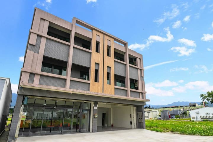 八人包層［類包棟］獨門獨戶獨立樓梯！可歡唱/烤肉/麻將/有舒適客廳/廚房/戲水池/停車位，一應俱全。 - 頭城鎮