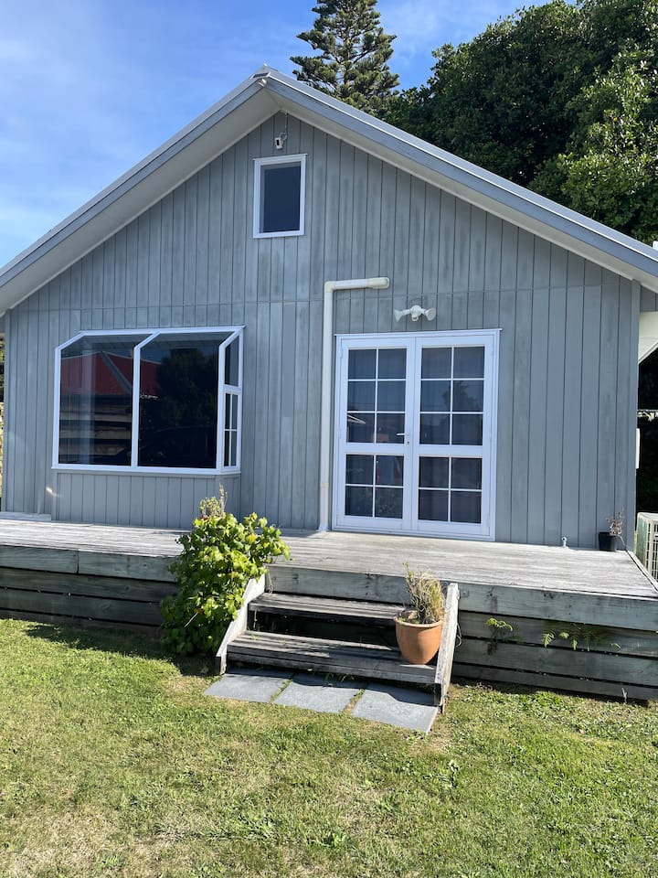 Kawakawa Haven - Ōtaki Beach