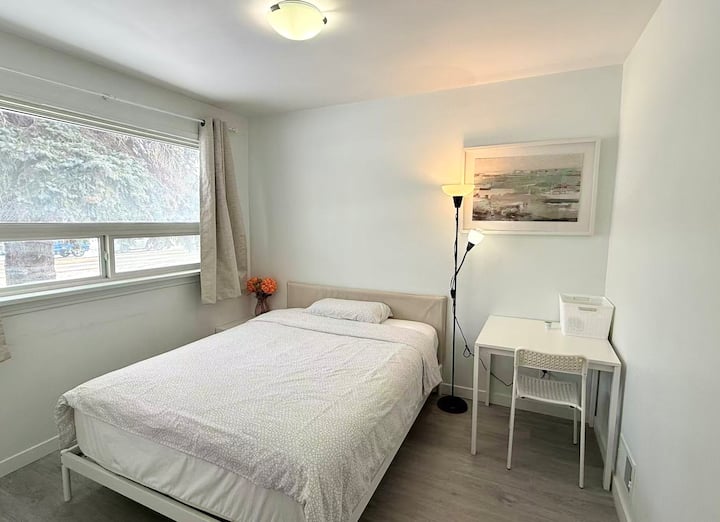 E| Upstairs Queen Room | Near U Of S | Parking+bus - Saskatoon