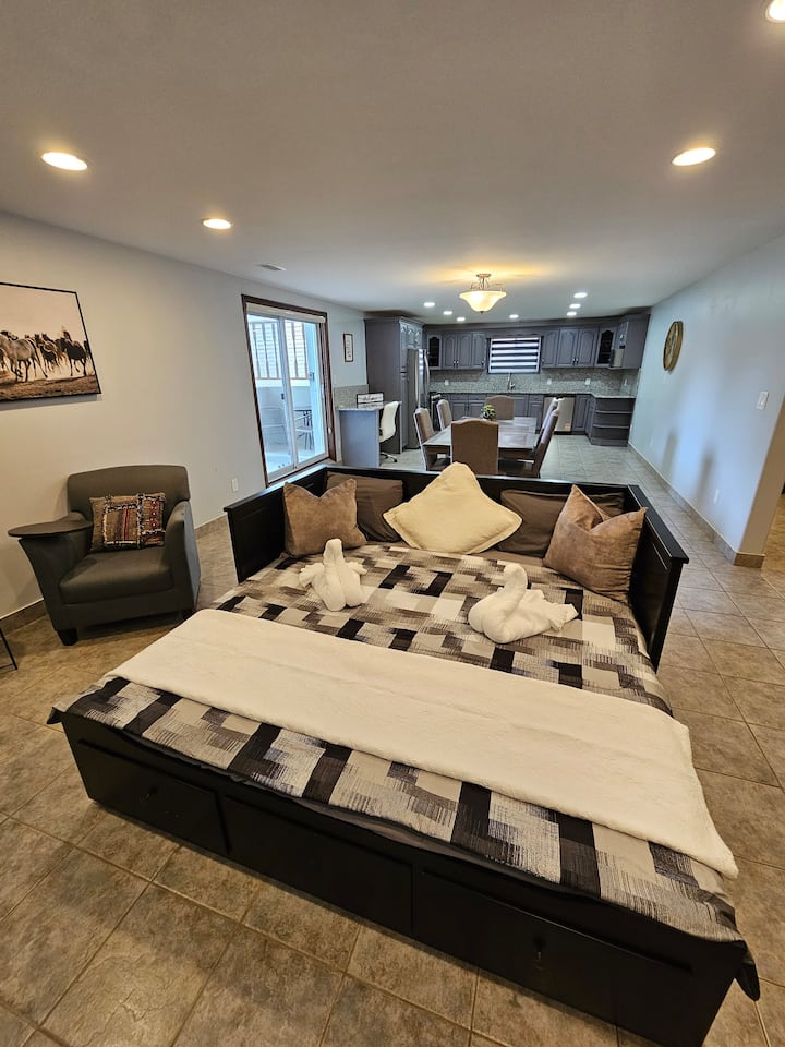 Elegant Private Suite | Spacious Walkout Retreat - Windsor, ON, Canada