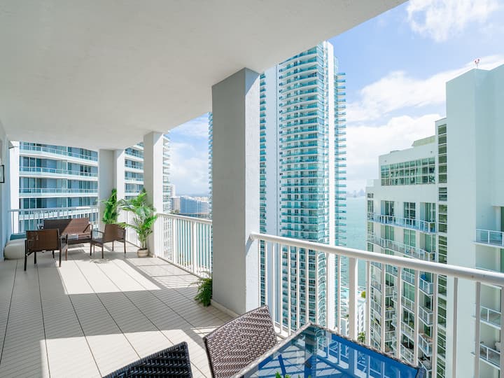 Brickell Penthouse Retreat | Skyline + Ocean Views - Miami