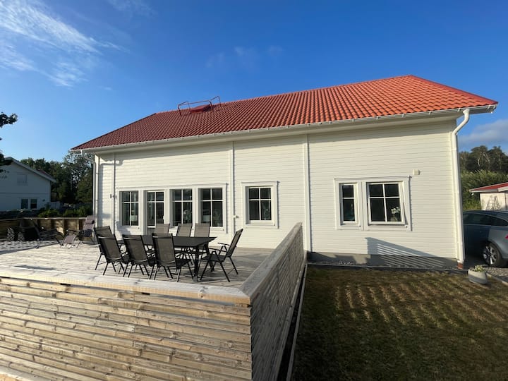 Spacious House (8 Persons) Close To The Ocean/city - Grebbestad