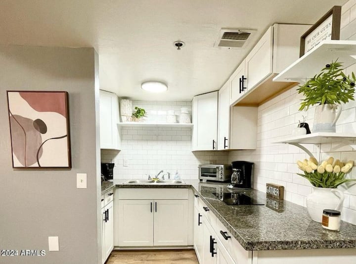 Sunny Surprise Retreat: Pool & Jacuzzi, Condo - Peoria, AZ