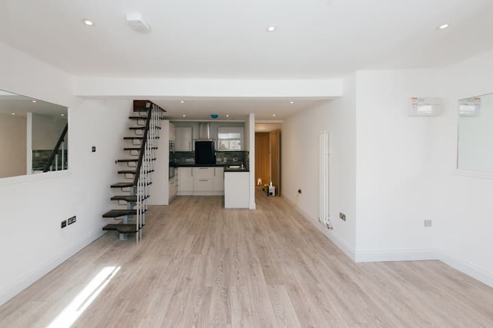 Modern Two Floor Apartment - Oxford