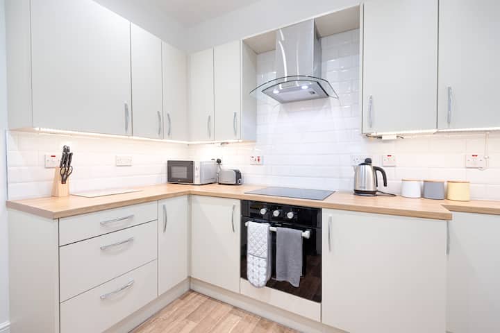 4-bed Contractor Home • Garden • Near M4 & City - Swansea, UK