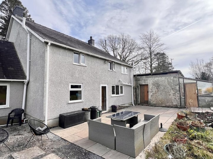 A 5 Bedroom Country Farmhouse - Llandeilo