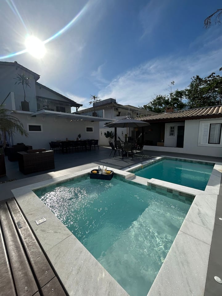 4 Suítes, 5 Quartos, 6 Banheiros, Piscina E Spa. - Caraguatatuba