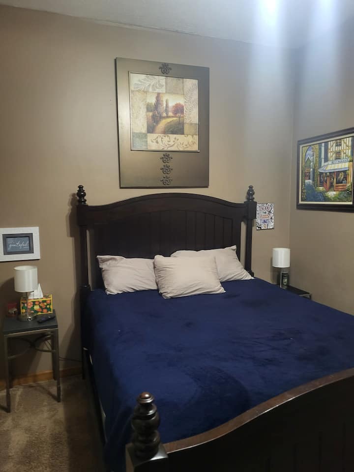 Queen Room - Noblesville, IN