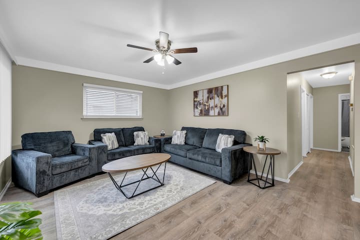 Charming Bungalow In Mh | 1 King | 2 Queens - Warren, MI