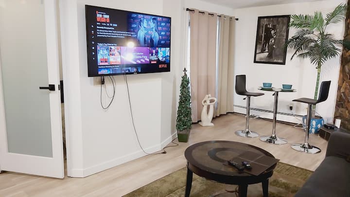 Downtown 1 Bedroom Condo, Netflix, Parking - Edmonton