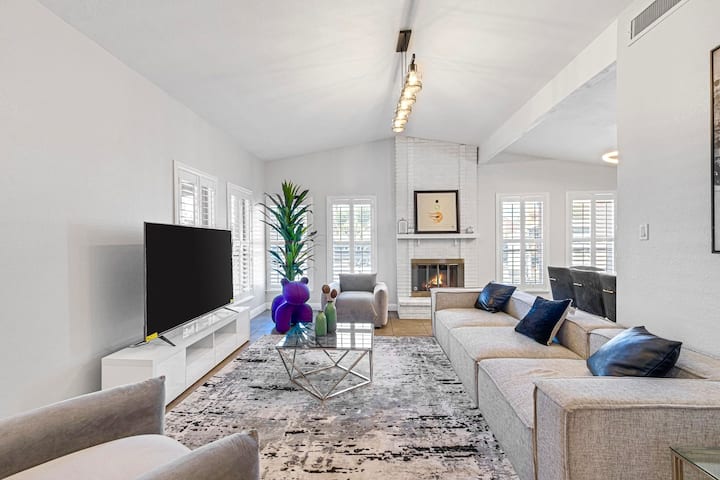 Vacation Home M In Las Vegas W Pool And Hot Tub - Las Vegas, NV